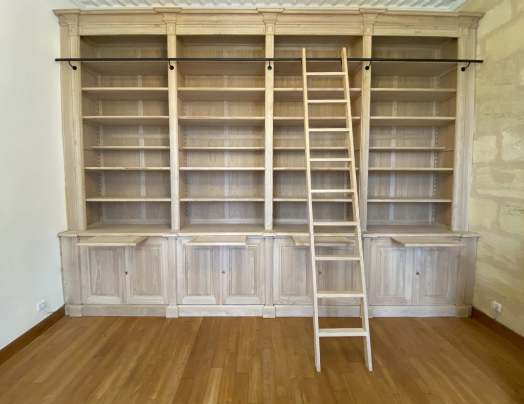 Impressionnante bibliothèque de style Louis XVI en bois naturel